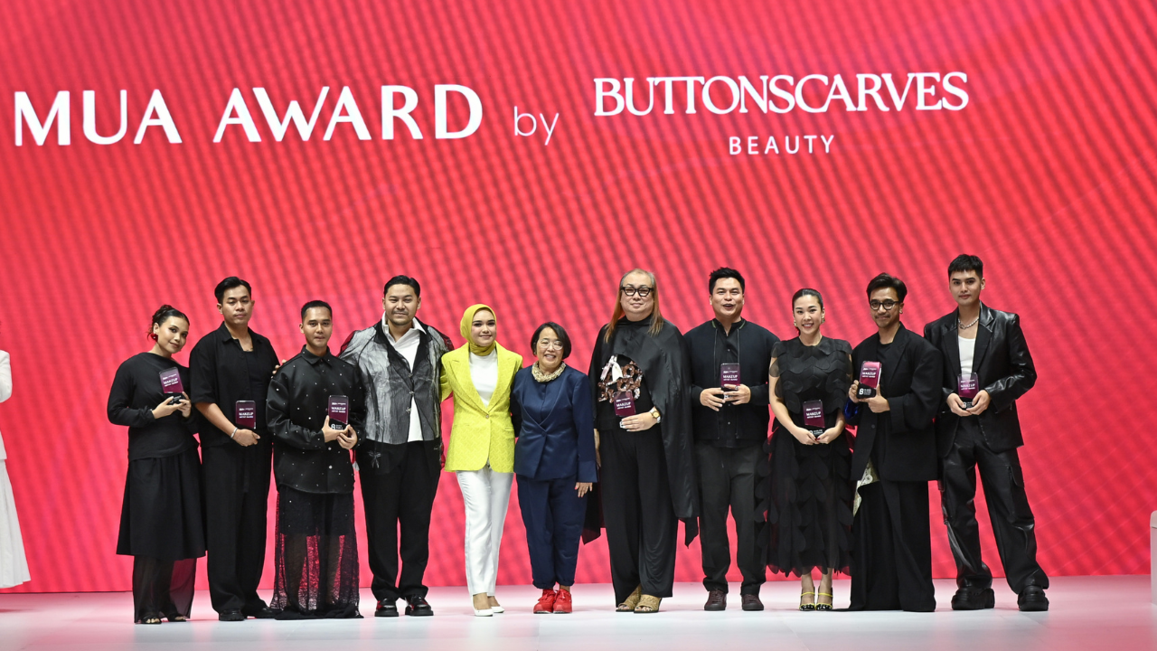 Penghargaan untuk Talenta Penata Rias Terbaik dari Buttonscarves Beauty dan JFW 2025 - Dewi Magazine