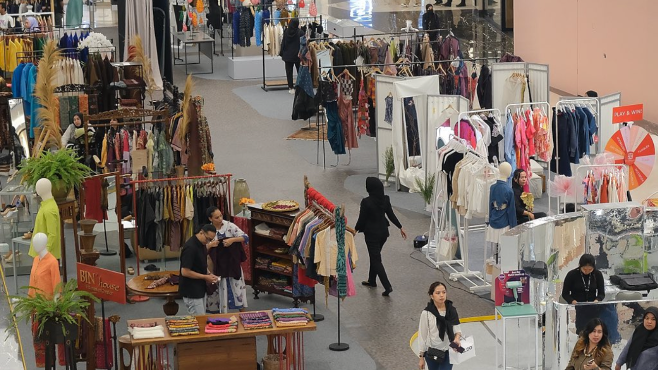 Tampilan Segar pada Pengalaman Ritel di Jakarta Fashion Week 2024 oleh ...